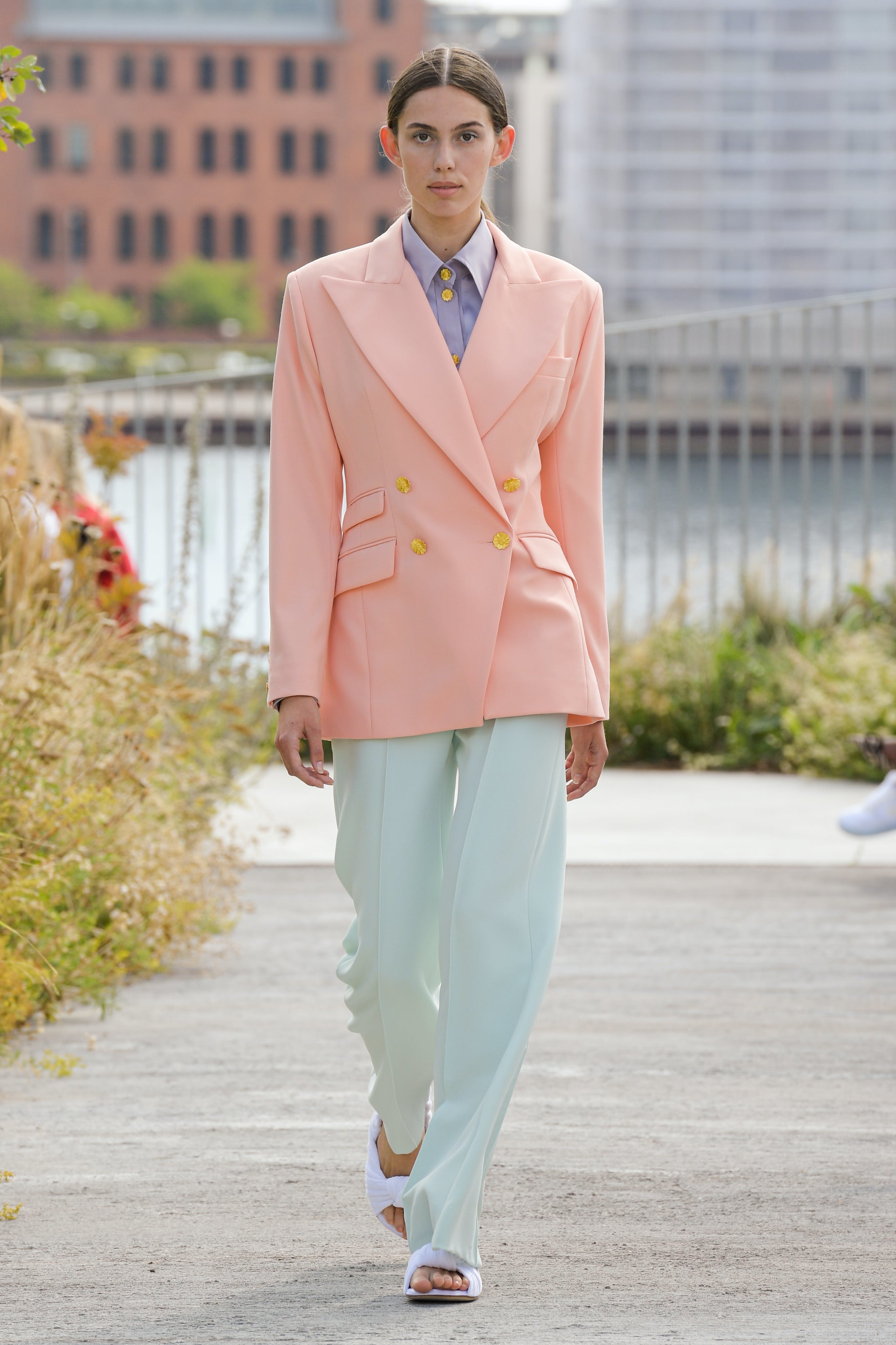 Река, колосья, цветы и подиум под открытым небом — на показе Brogger в ...